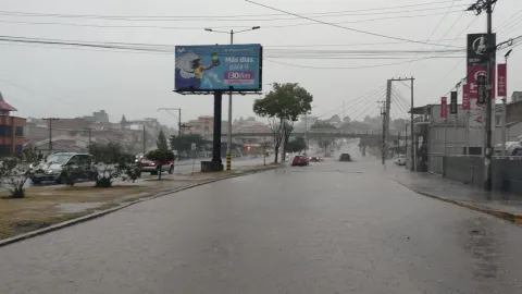Lluvias en Cuenca aumentan el caudal de los ríos - La Prensa Ecuador