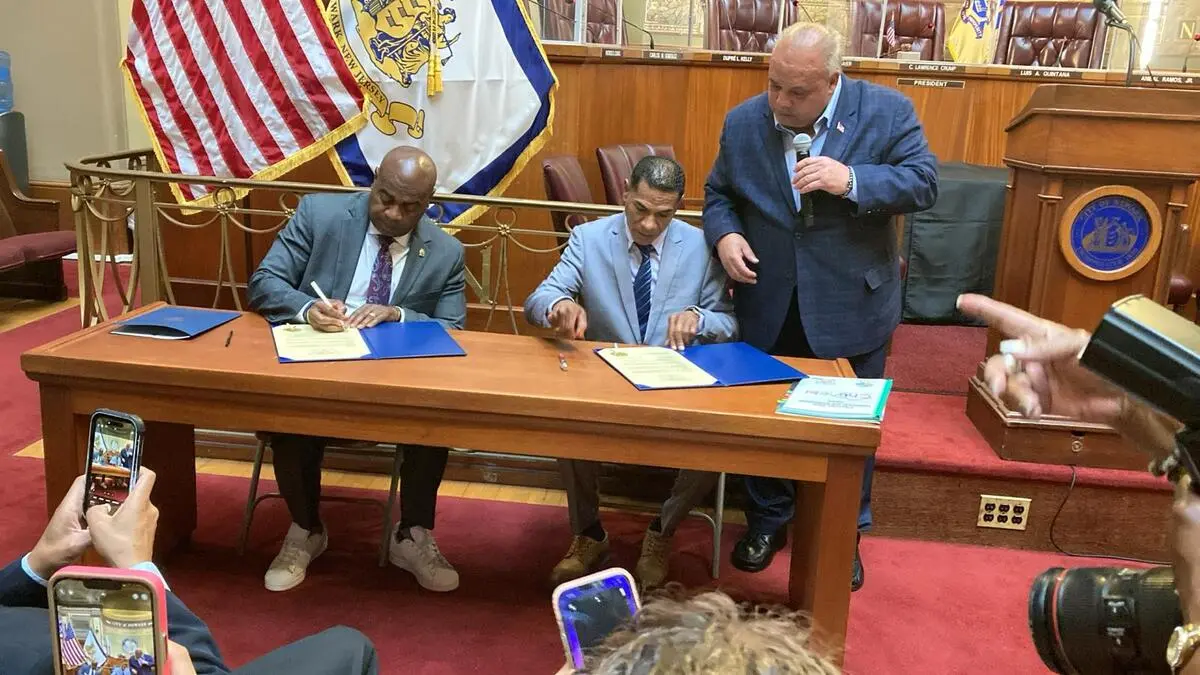 Firman acuerdo para becas entre Chunchi y Newark - La Prensa Ecuador