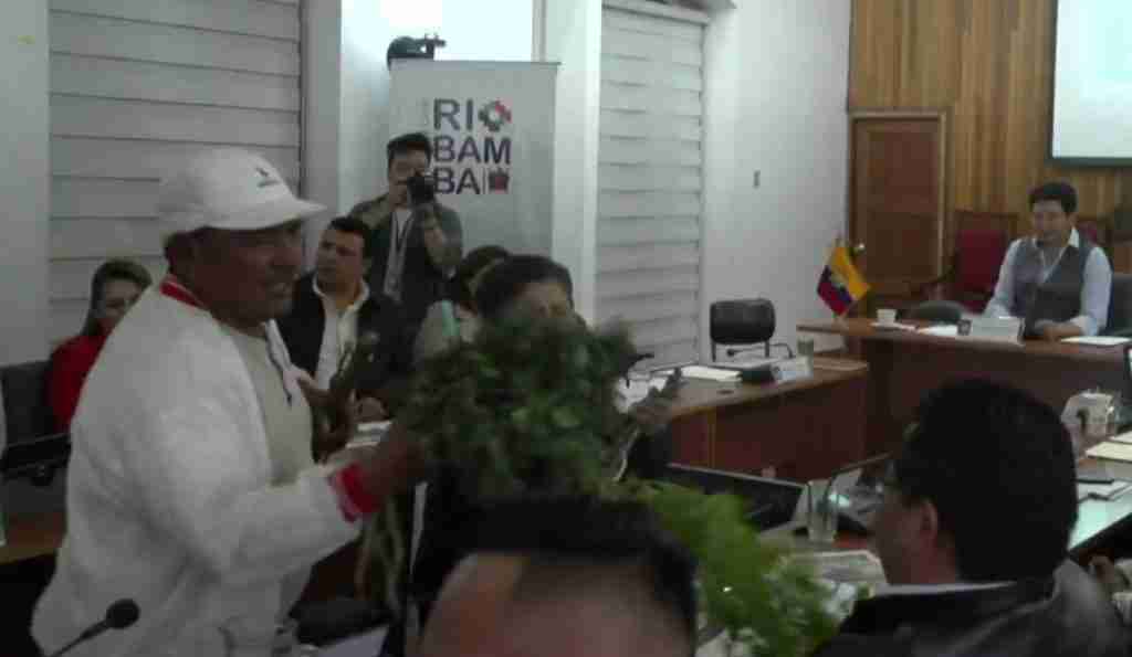 En Riobamba ortigan a alcalde y concejales durante sesión en vivo - La Prensa Ecuador
