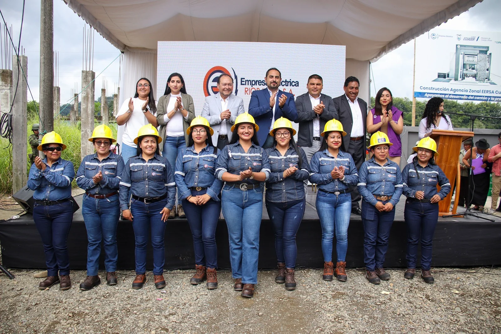 Mujeres linieras de la EERSA rompen estereotipos - La Prensa Ecuador